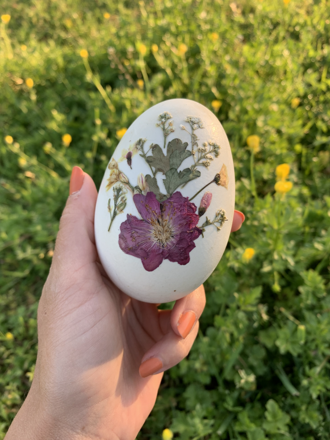 DIY: PRESSED FLOWER EASTER EGGS | southeasterlyfarms.com